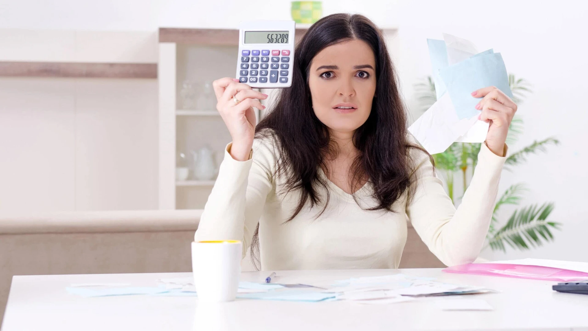20 Sneaky Overspending Traps to Avoid - ROI TV
